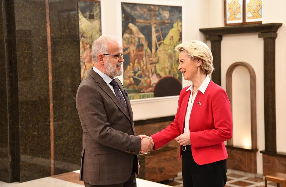 Takim i Kryetarit Xhaferi me Kryetaren e Komisionit Evropian, Von der ... Takim i Kryetarit Xhaferi me Kryetaren e Komisionit Evropian, Von der ...