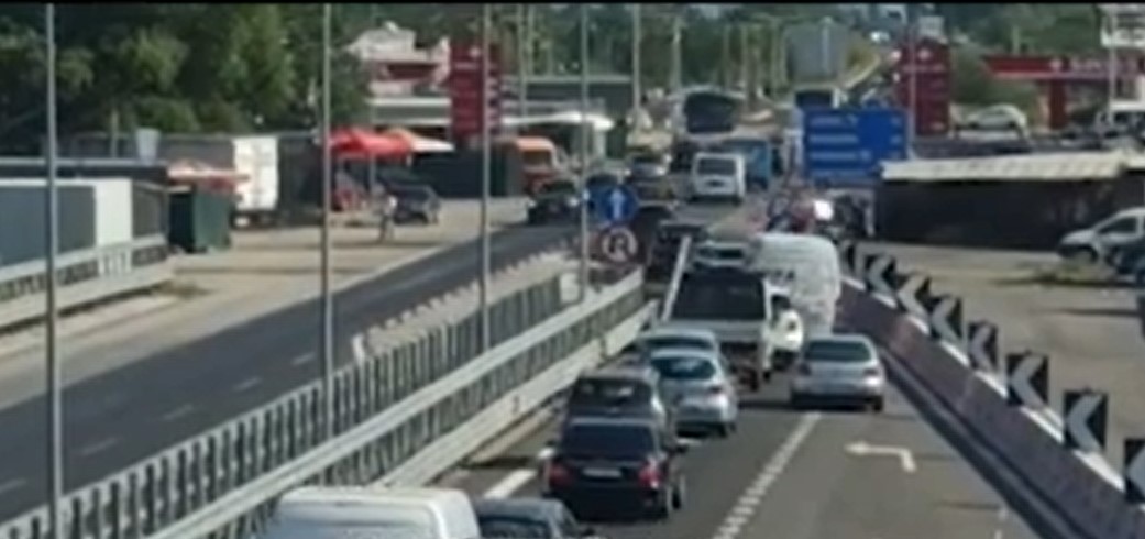 Pushuesit "dynden" drejt bregdetit, rëndohet trafiku në Fushë-Milot ...