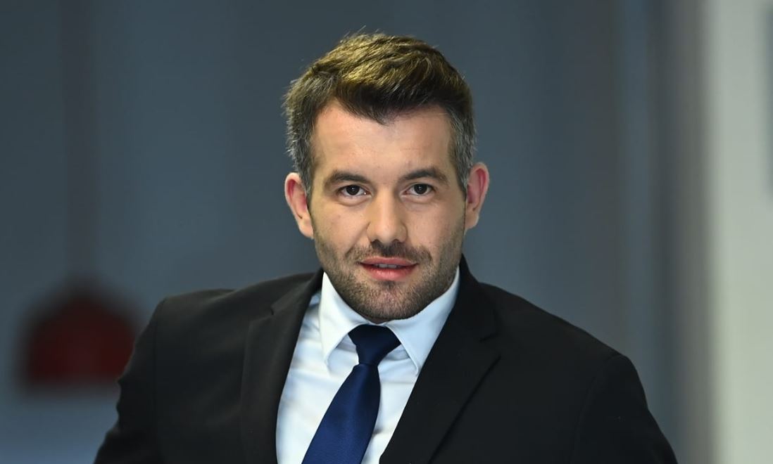 Rron Gjinovci i shkruan dy statusa për shami e martesa të gjinisë së ...