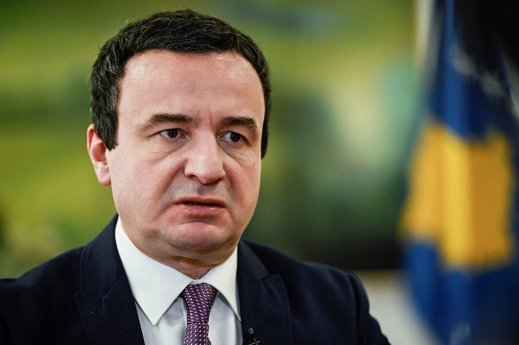 Kurti me kritika për zyrtarët publikë: Merrnin shtesa më shumë se pagat ... Kurti me kritika për zyrtarët publikë: Merrnin shtesa më shumë se pagat ...