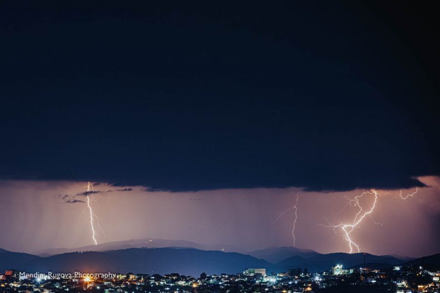 Pamje mahnitëse: Rrufeja duke goditur mbi Bajgorë - Gazeta Express
