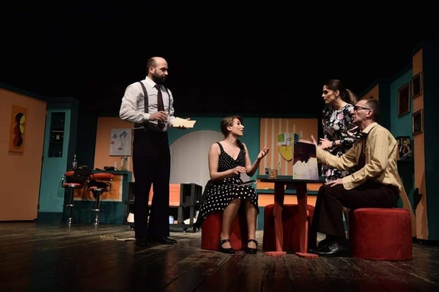 Komedia “Provo edhe një herë Sam” shfaqet në Teatrin ‘Bekim Fehmiu’ në ...