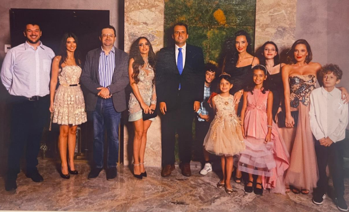 Familja Rugova pozon së bashku - Gazeta Express