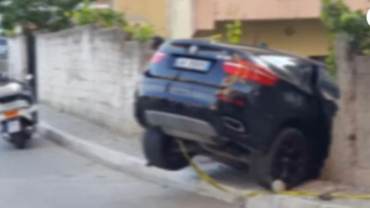 Makina hyri në oborr dhe e përplasi për vdekje, babai i 25 vjeçares ... Makina hyri në oborr dhe e përplasi për vdekje, babai i 25 vjeçares ...