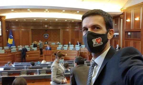 Eman Rrahmani i VV-së kundër ministres Nagavci për çështjen e shamisë ...