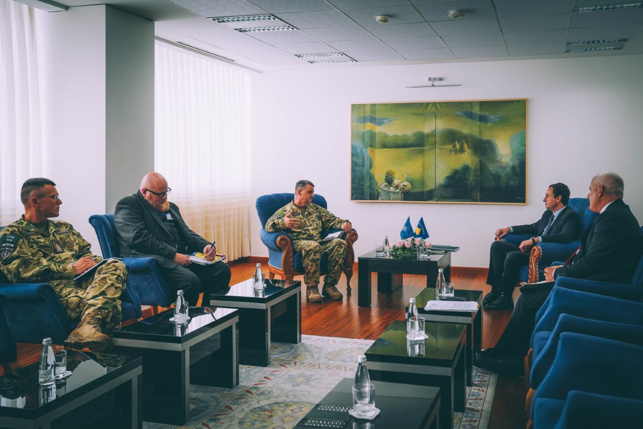Komandanti i KFOR-it takime me Kurtin dhe përfaqësuesit e serbëve ...