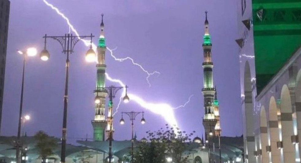 Shira të rrëmbyeshëm e bubullima në Mekë e Medinë - Gazeta Express