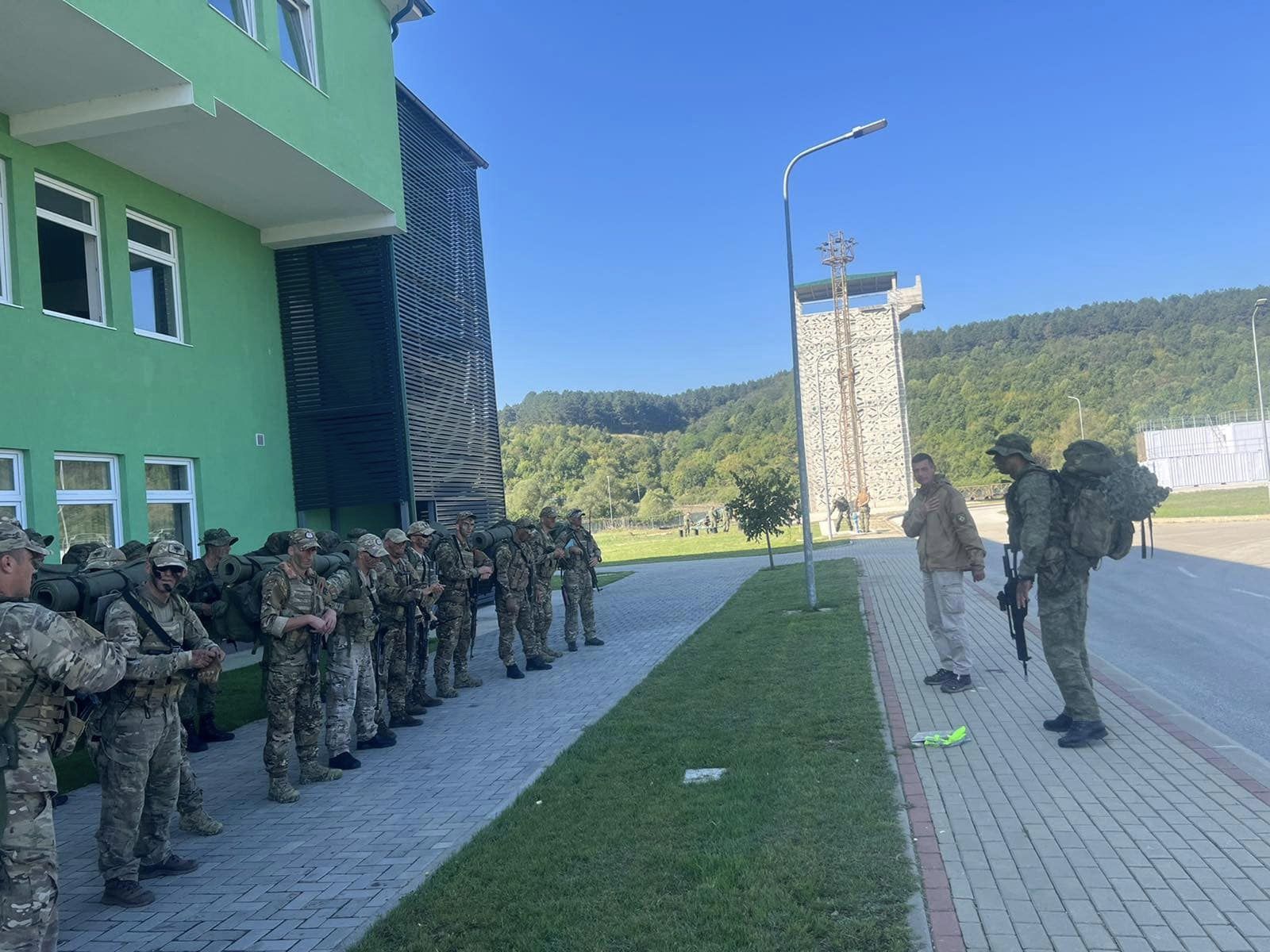 Komandot e FSK-së trajnohen me "vëllezërit nga Forcat e Armatosura të ...