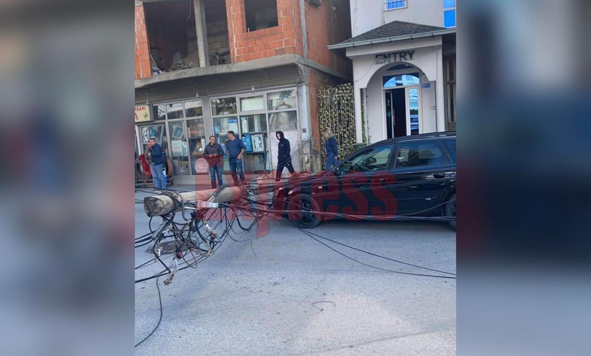 Shtylla elektrike bie mbi veturë, dalin pamjet - Gazeta Express