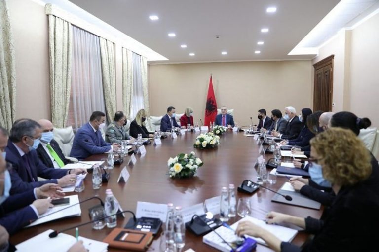 Sulmet kibernetike, Meta: Kush mban përgjegjësi për sekretet e zbuluara ...