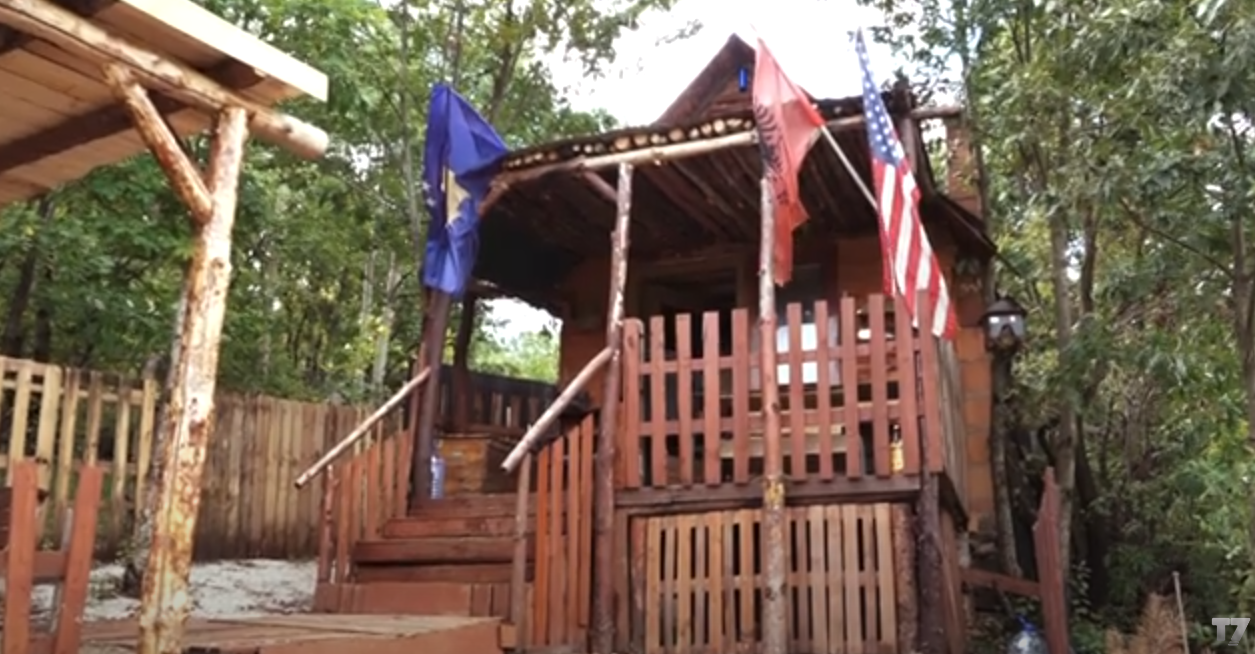 Në moshën 72 vjeçare, Ramë Veseli ndërton një kasolle te bukur nga ...