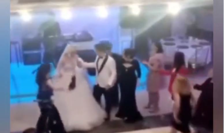 “Dasma shkon për dreq", përplasje fizike mes familjarëve të nuses e ...