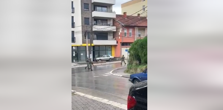 Ushtarët e FSK-së parakalojnë në Mitrovicë - Gazeta Express Ushtarët e FSK-së parakalojnë në Mitrovicë - Gazeta Express