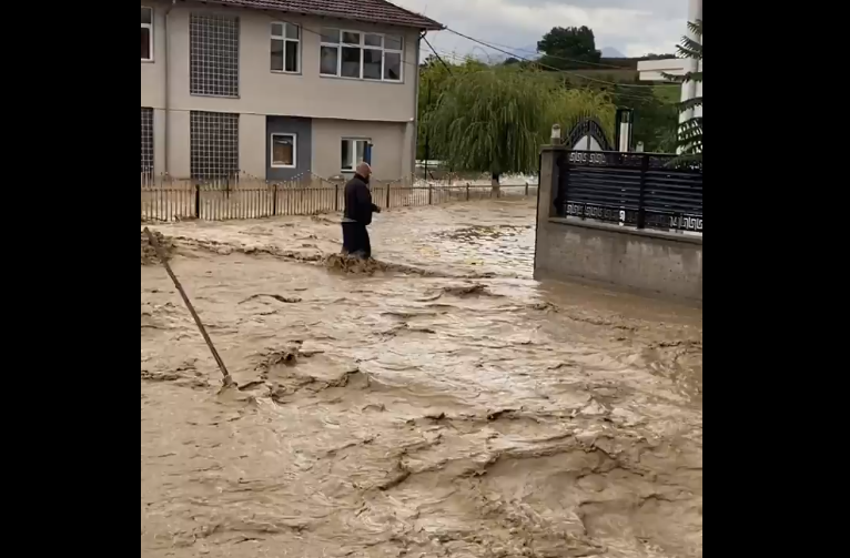 Shi i rrëmbyeshëm, nesër rrezik për vërshime në këto vende të Kosovës ...