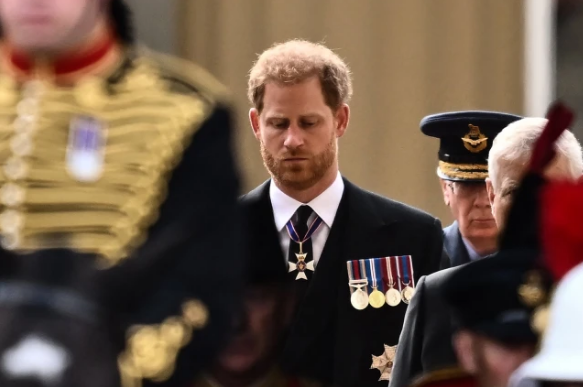 Publikohet një foto e rrallë e Princit Harry me Mbretëreshën Elizabeth ...