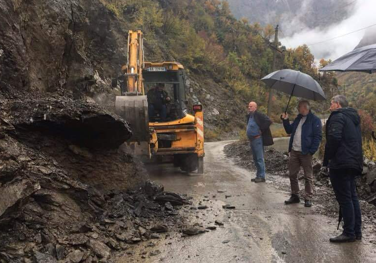 Rreshjet e shumta të shiut, ministria e Mbrojtjes: Rruga Lekbibaj ...