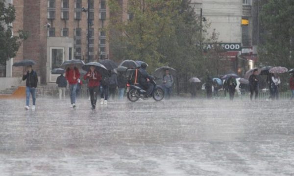 Reshje shiu dhe rrufe, si do të jetë moti në fundjavë - Gazeta Express
