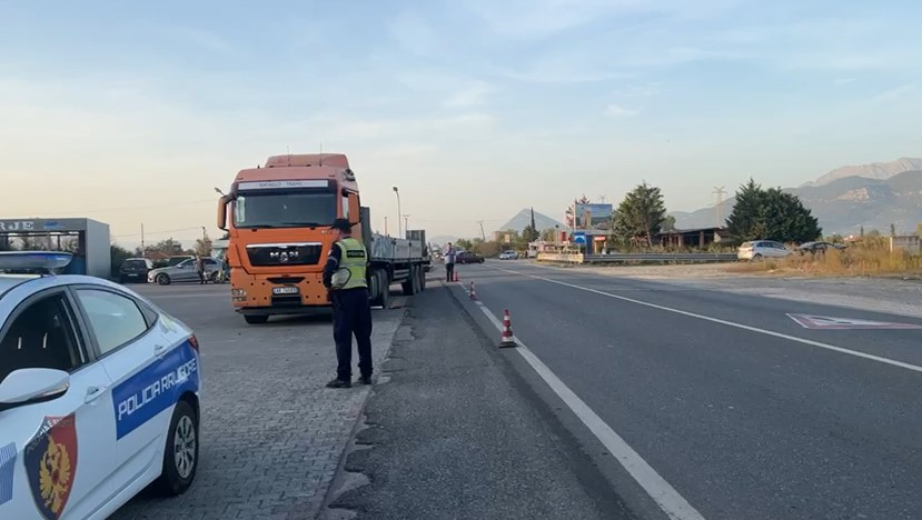 U përplas nga kamioni në Lezhë, ndërron jetë i moshuari - Gazeta Express U përplas nga kamioni në Lezhë, ndërron jetë i moshuari - Gazeta Express