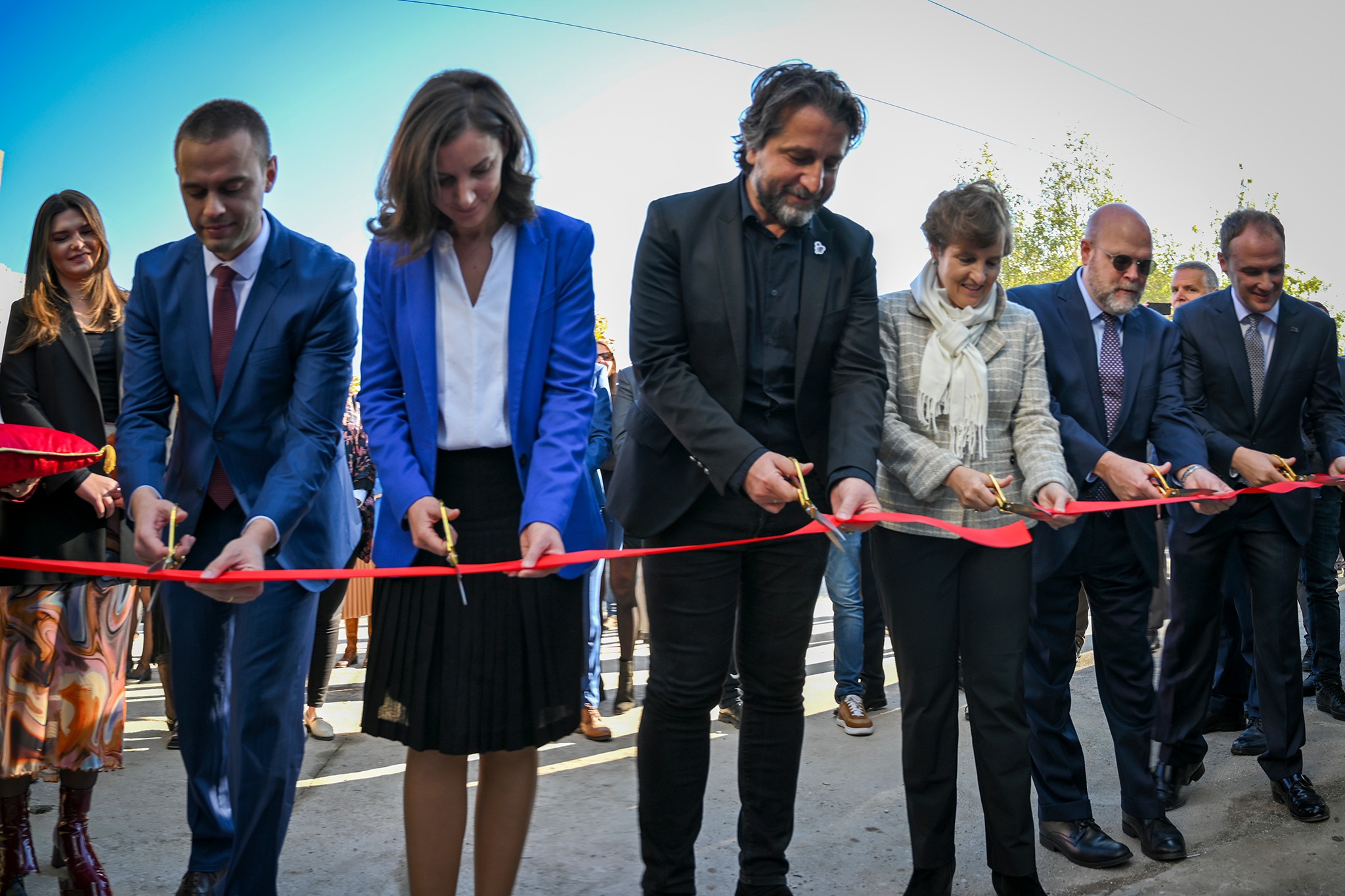 Rizvanolli me buzëqeshje pret shiritin, reagon Pireva: Renovimi i ...