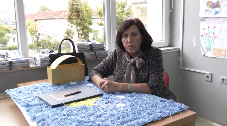 Mësuesja që i dha arsimit 33 vite të jetës nuk e di si do të paguajë ...