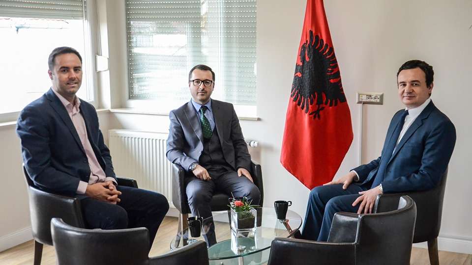 Këshilltari i Konjufcës flet në media si analist: Mbron Vjosa Osmanin ...