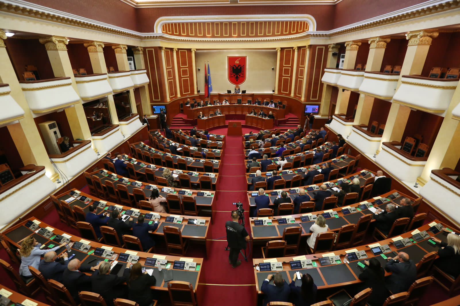 Tinguj kafshësh në Kuvendin e Shqipërisë, deputetja e PD-së e nis ...