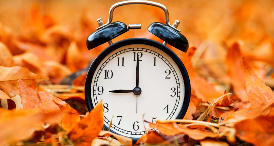 Nesër akrepat kthehen një orë mbrapa, mund të flini një orë më shumë ...