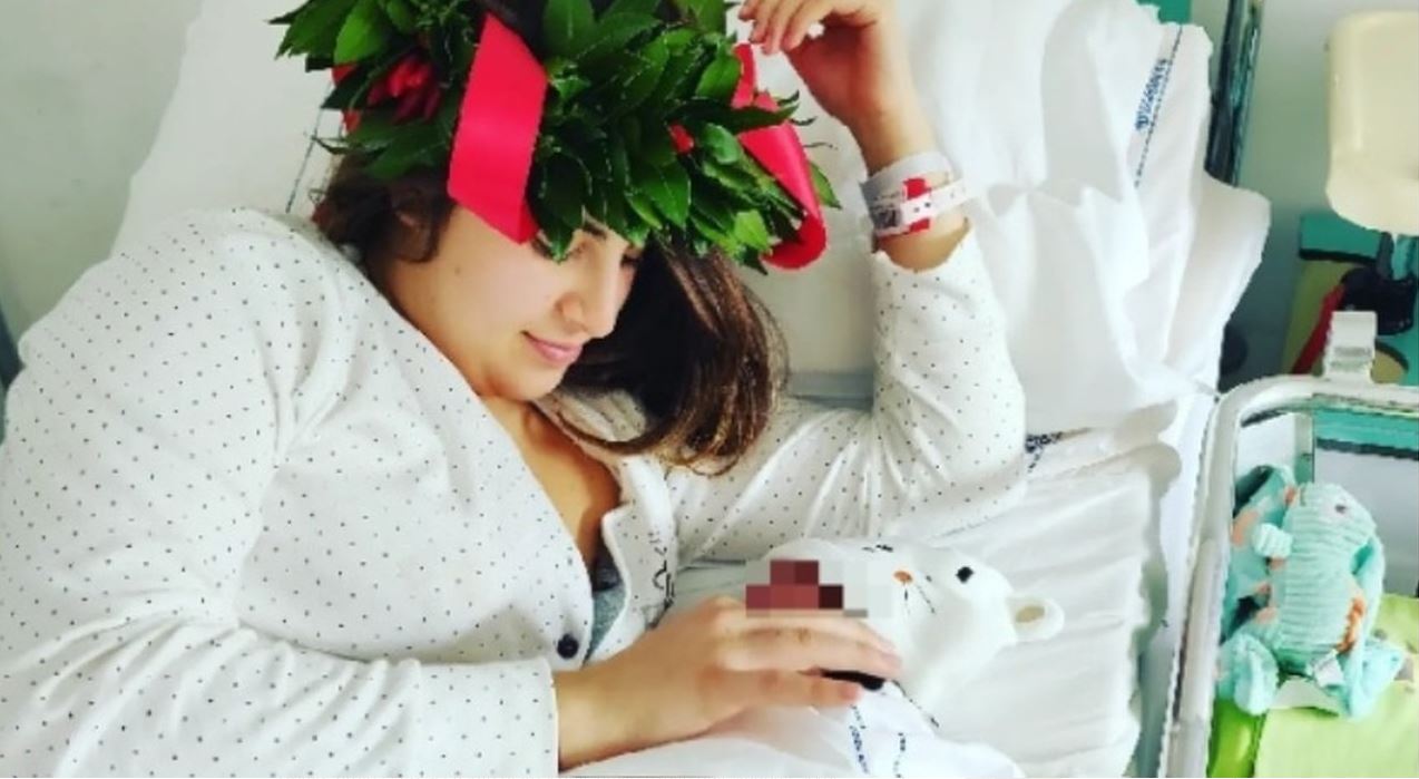 Mjeke dhe nënë në të njëjtën ditë, 24-vjeçarja diplomohet dhe shkon me ...