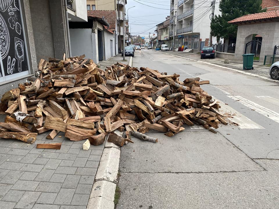 Gjobitet me 300 euro gjakovari që la drutë në trotuar dhe pengoi ...