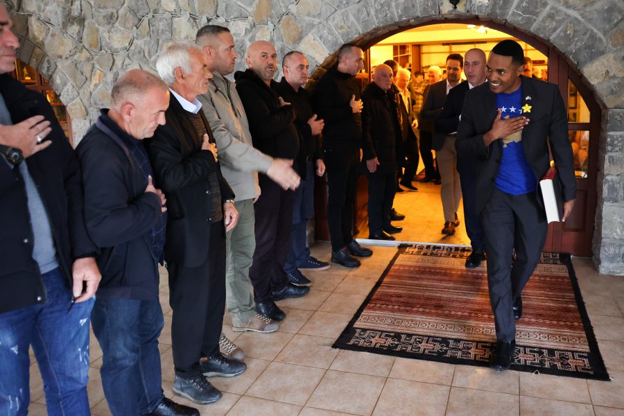 Kongresmeni në Kullën e Haradinajve me flamurin e Kosovës në gjoks ... Kongresmeni në Kullën e Haradinajve me flamurin e Kosovës në gjoks ...
