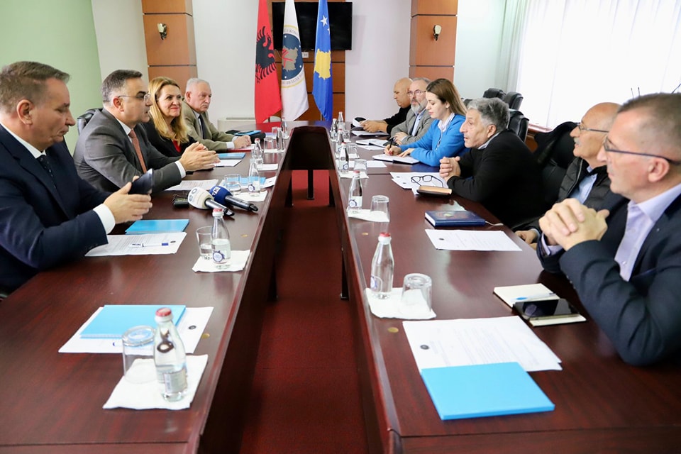 AAK pret sindikatat, diskutojnë propozimin për rritje 30% të pagave ...