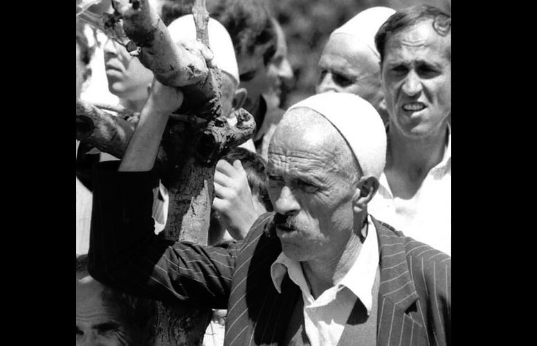 Kjo fotografi është bërë në Prishtinë gjatë një proteste në vitin 1990 ... Kjo fotografi është bërë në Prishtinë gjatë një proteste në vitin 1990 ...