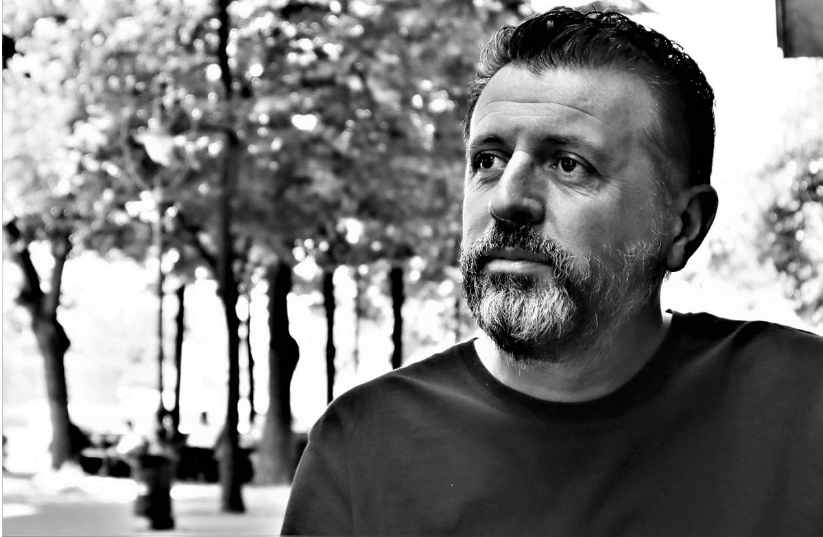 Intervistë / Ag Apolloni: Koha na mitizon, ose na parodizon të gjithëve ...