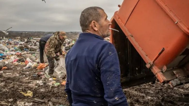 Si po i djegin rusët kufomat e ushtarëve të tyre nëpër deponi të ... Si po i djegin rusët kufomat e ushtarëve të tyre nëpër deponi të ...