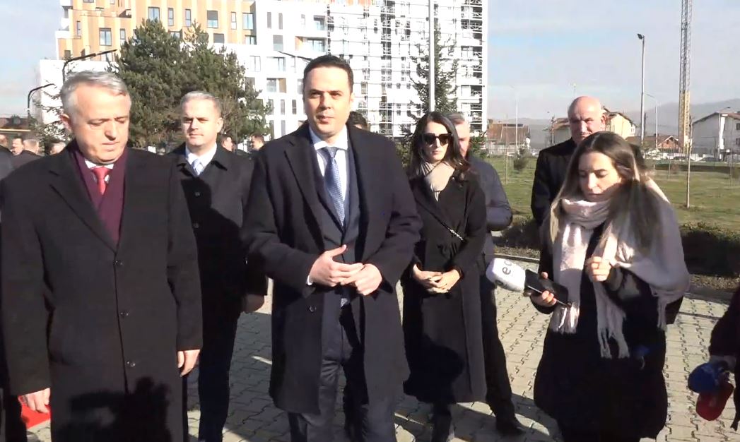 LDK bën 33 vjet, Abdixhiku te varri i Rugovës: Po e ndjekim rrugën e ...