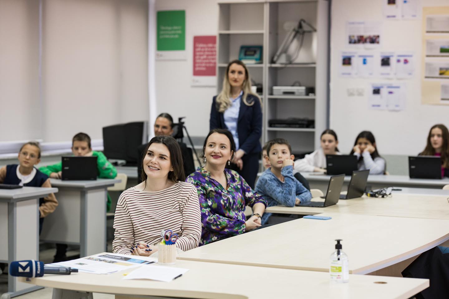 Nënkryetarja e Prishtinës në orë kodimi me nxënës: Do t’i ...