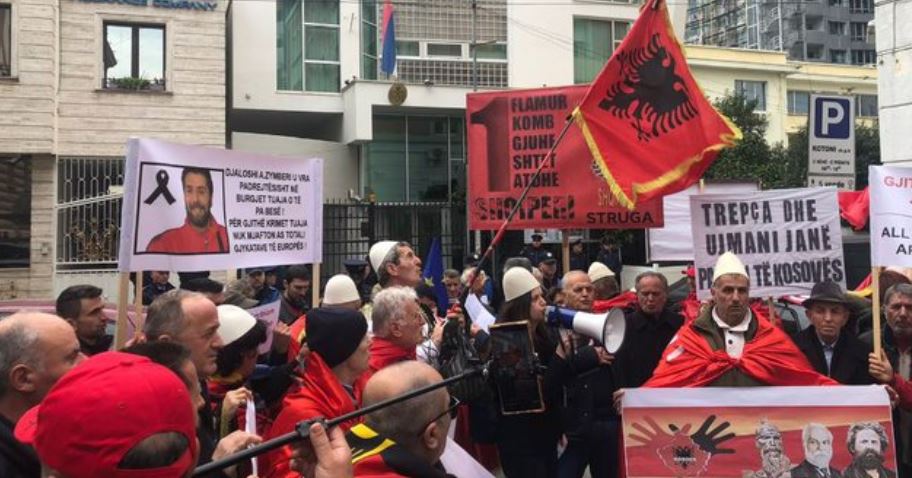 “Jetën e japim, Mitrovicën nuk e japim”, protestë në mbështetje të ... “Jetën e japim, Mitrovicën nuk e japim”, protestë në mbështetje të ...