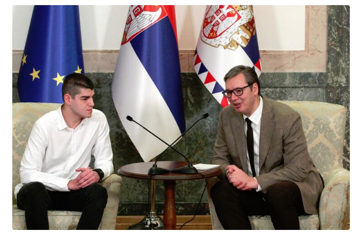Vuçiq i ofron punë në ministri të riut që u dënua me burg se bërtiti ... Vuçiq i ofron punë në ministri të riut që u dënua me burg se bërtiti ...