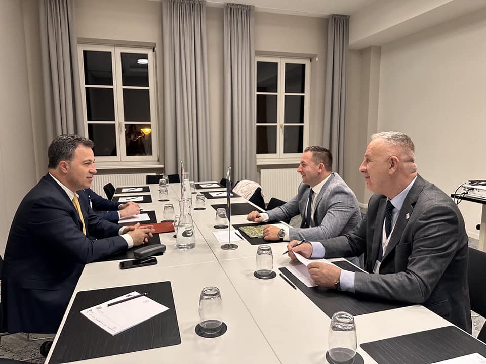Kosova dhe Shqipëria thellojnë bashkëpunimin ushtarak - Gazeta Express Kosova dhe Shqipëria thellojnë bashkëpunimin ushtarak - Gazeta Express