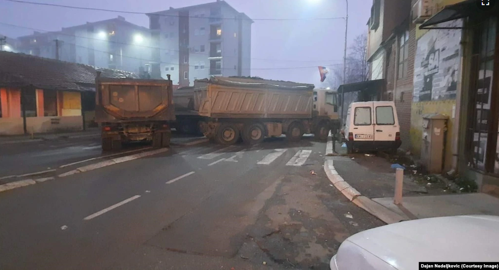 Barrikada e parë e vendosur brenda ndonjë qyteti, pamje nga Mitrovica e Veriut - Gazeta Express