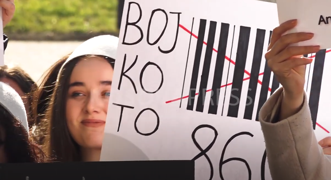 Me plis në kokë, studentët e UP-së protestojnë për bojkotimin e ...