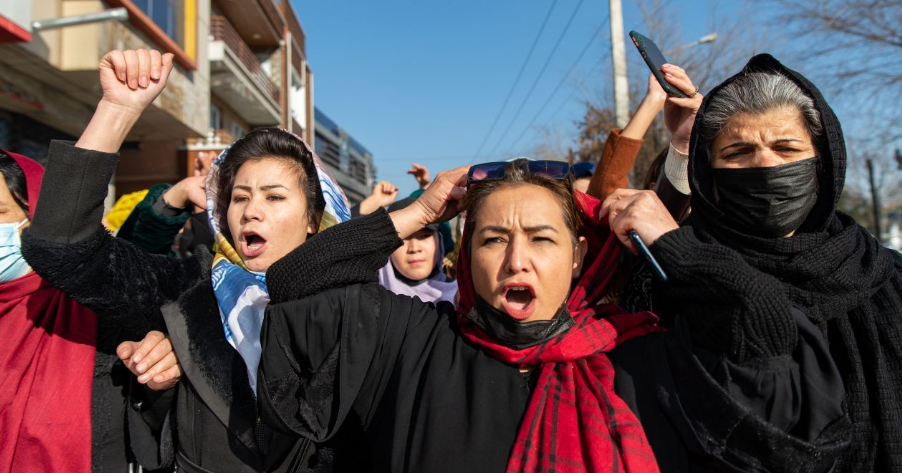 Talebanët i ndaluan të shkonin në universitet, gratë në Afganistan ... Talebanët i ndaluan të shkonin në universitet, gratë në Afganistan ...