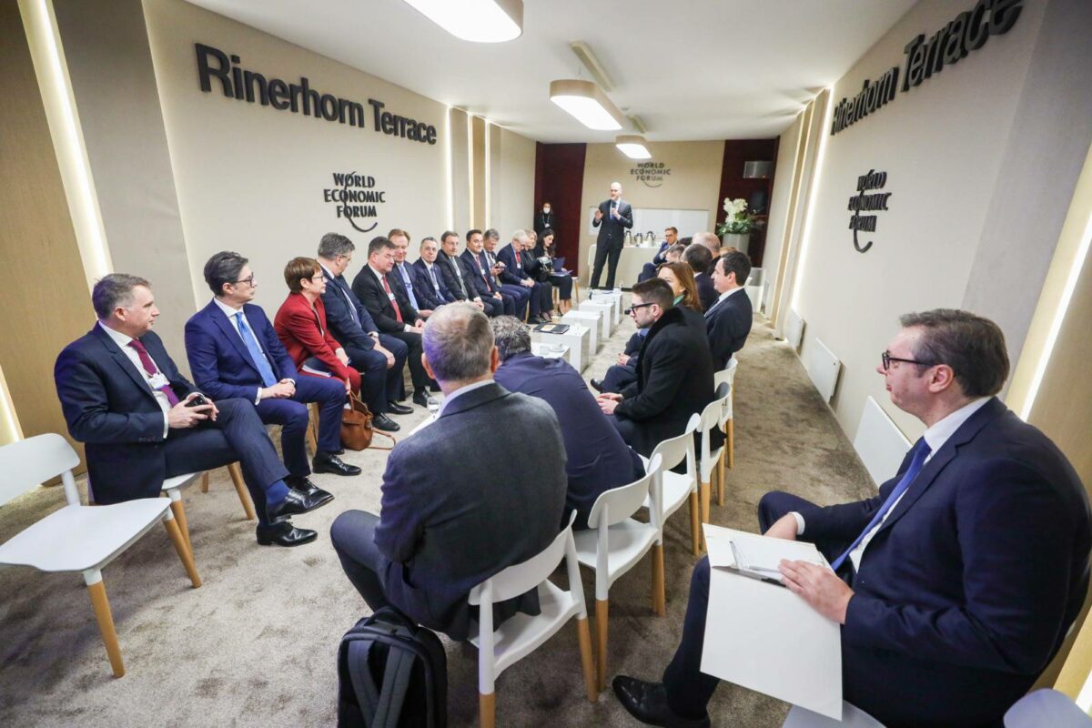 Në rreshtin e dytë në Davos, Vuçiq e pranon se e bëri për të marrë ...