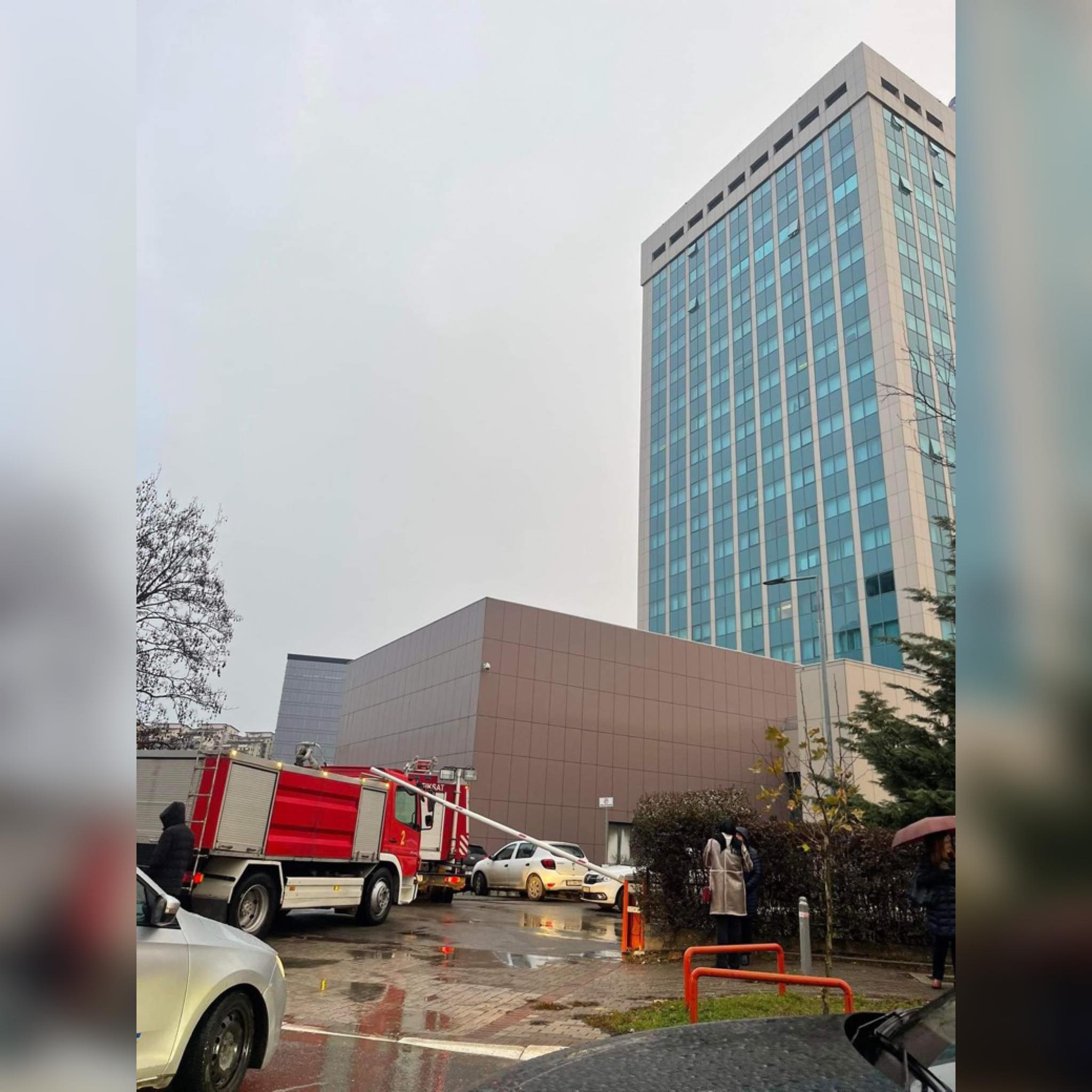 Zjarrëfikësit shihen te Ministria e Drejtësisë në Prishtinë - Gazeta ... Zjarrëfikësit shihen te Ministria e Drejtësisë në Prishtinë - Gazeta ...