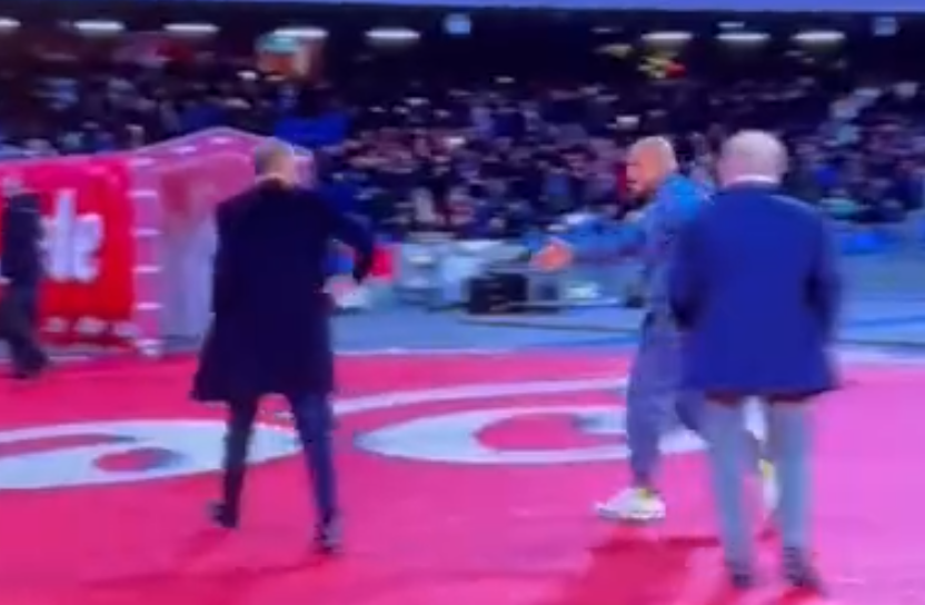 Pamje: Momenti kur Spalletti e ndjek deri në hyrje të tunelit Allegrin ...