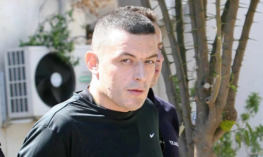 Policia greke bastis burgun ku ndodhet Alket Rizai, gjen armë të ...