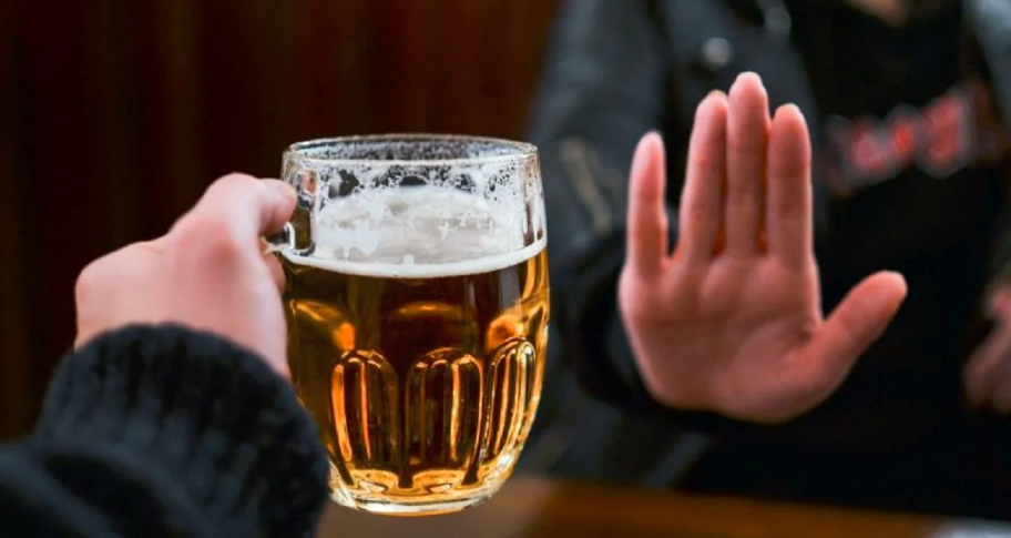 Çfarë i ndodh trurit tuaj nëse e lini alkoolin? - Gazeta Express