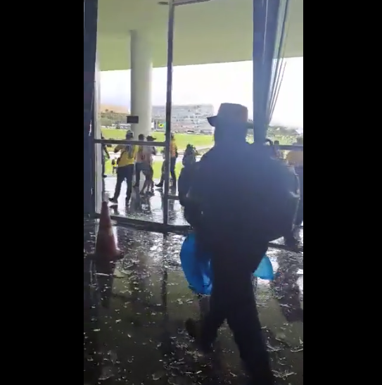 Brazil: Mbështetësit e ish-presidentit Bolsonaro sulmojnë kongresin ... Brazil: Mbështetësit e ish-presidentit Bolsonaro sulmojnë kongresin ...
