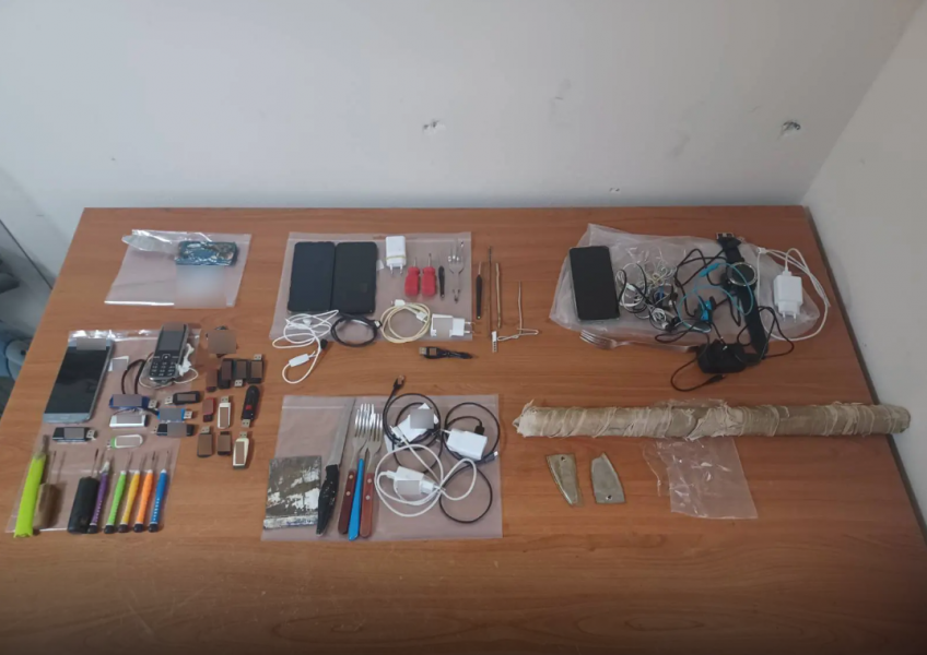 Policia greke bastis burgun ku ndodhet Alket Rizai, gjen armë të ...