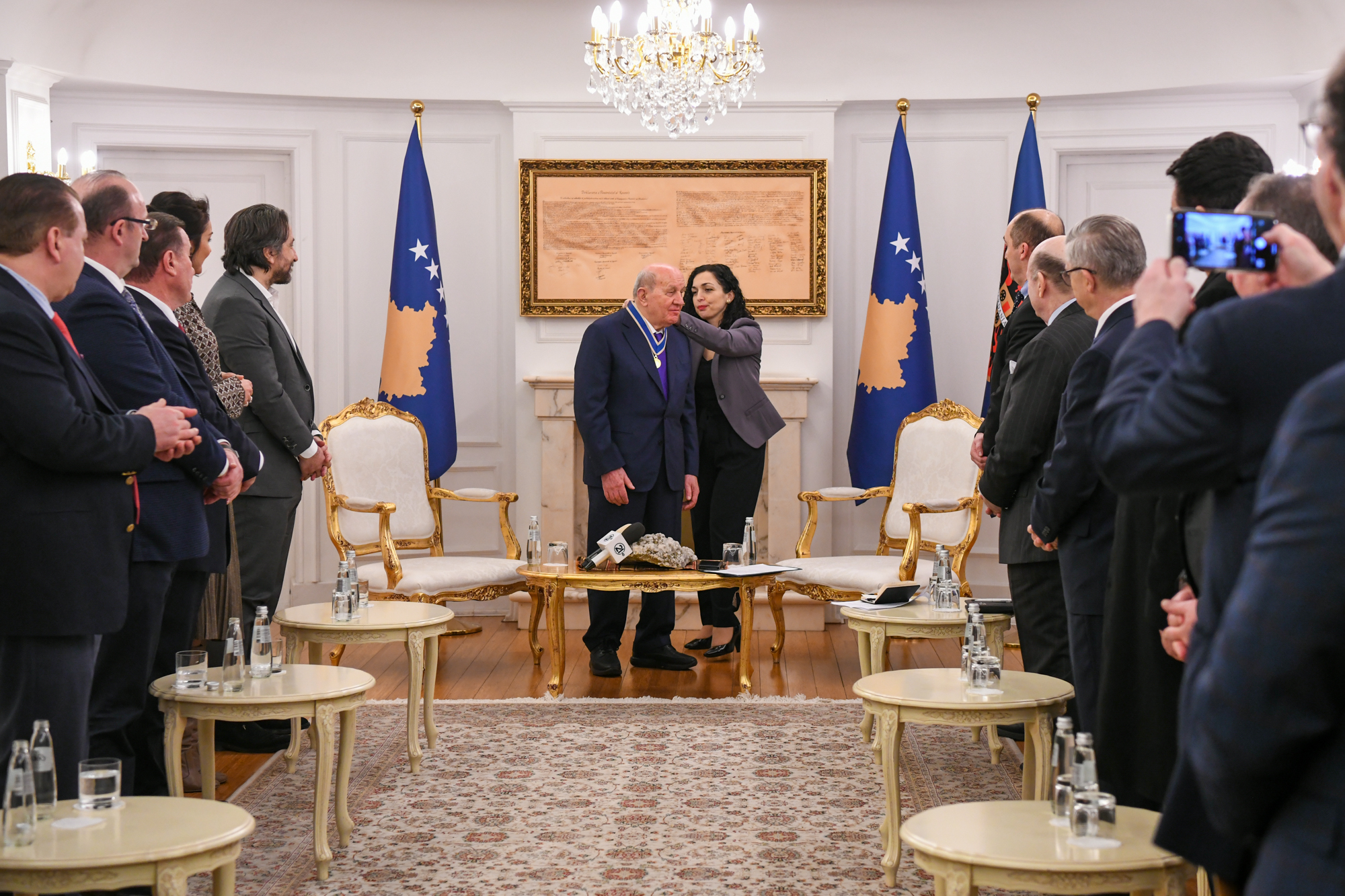 Osmani ia dorëzon medaljen Urdhri i Lirisë, veprimtarit të njohur të ...